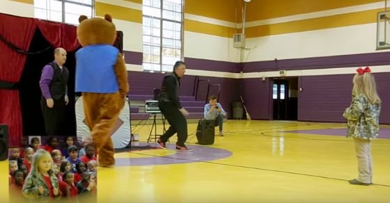 Deployed Parents Surprise Their Young Daughter by Showing Up at a ...