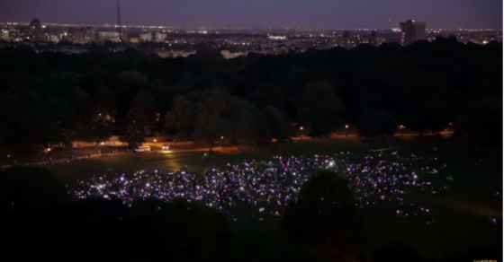 Here’s How Thousands Performed a Delightful, Unrehearsed Light Show